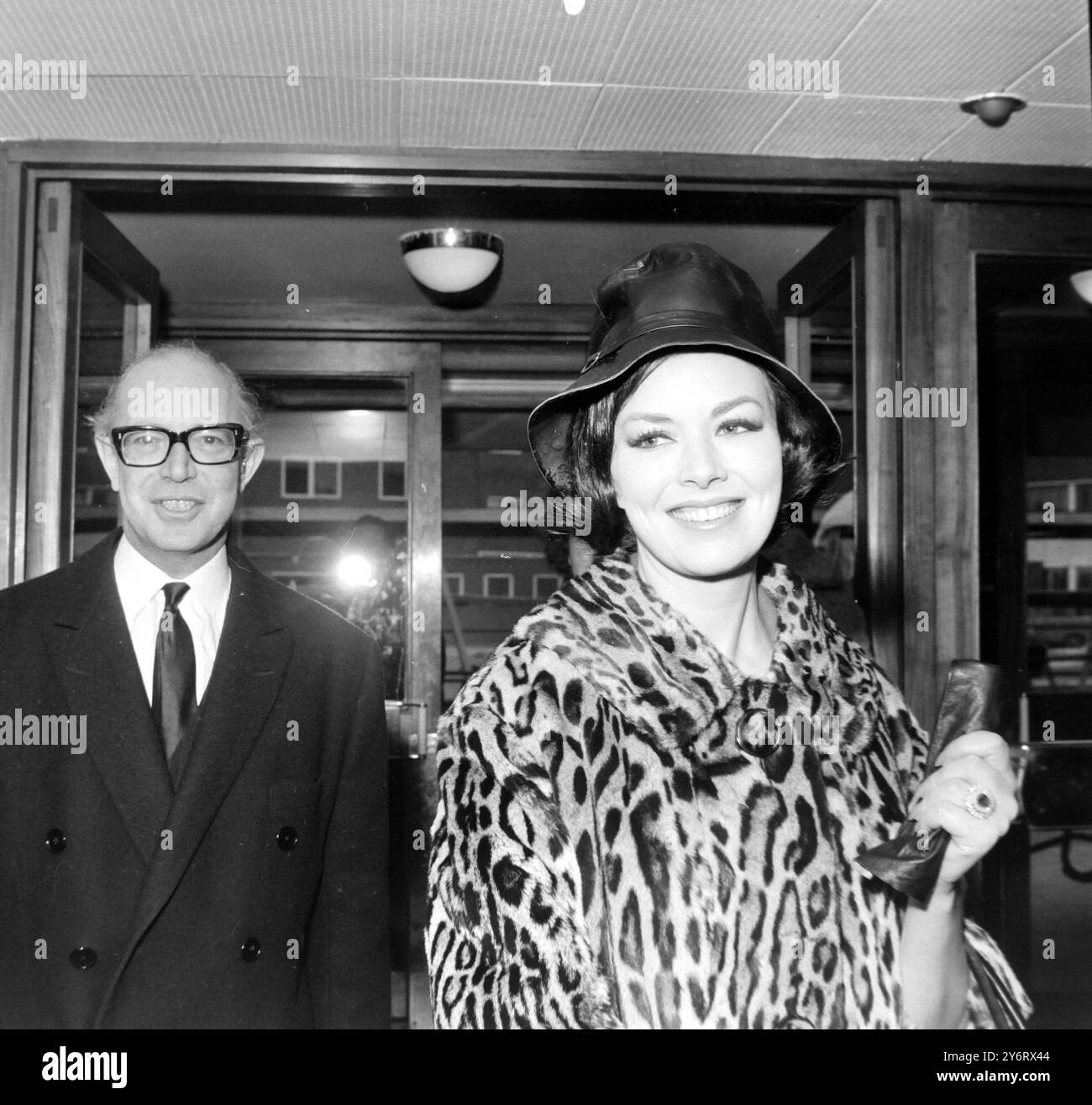 BETH ROGAN WITH FIANCE SAMUEL ANTHONY / 9 FEBRUARY 1962 Stock Photo - Alamy
