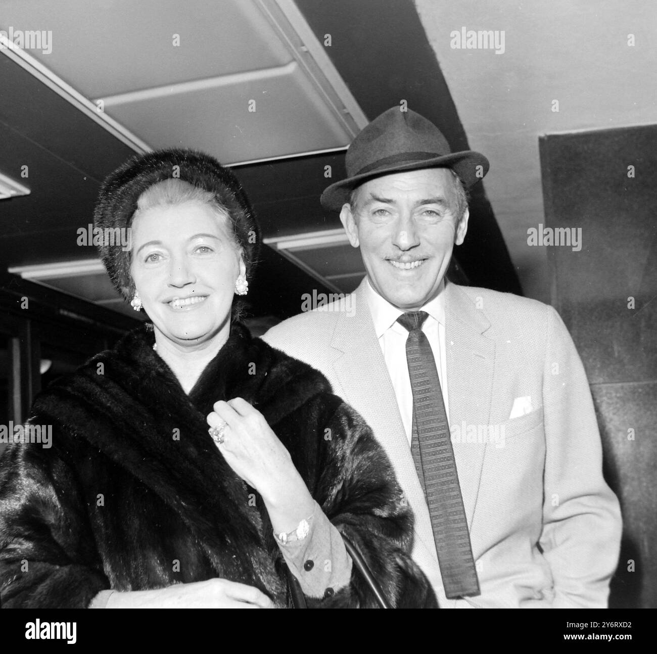 MICHAEL WILDING WITH WIFE SUSAN AT LONDON AIRPORT / 8 FEBRUARY 1962 ...