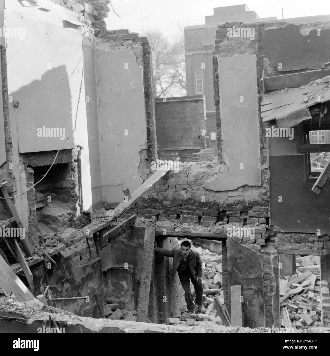HOMES COLLAPSED HOUSE IN SHOREDITCH 8 FEBRUARY 1962 Stock Photo - Alamy
