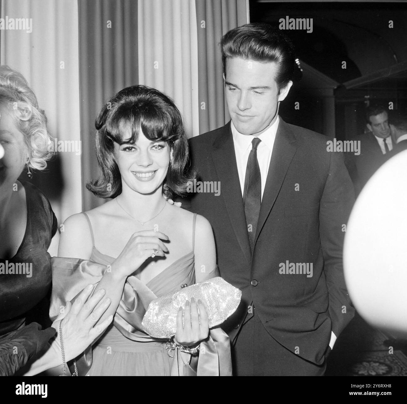 WARREN BEATTY WITH NATALIE WOOD AT GOLDEN GLOBE AWARDS / 9 FEBRUARY ...