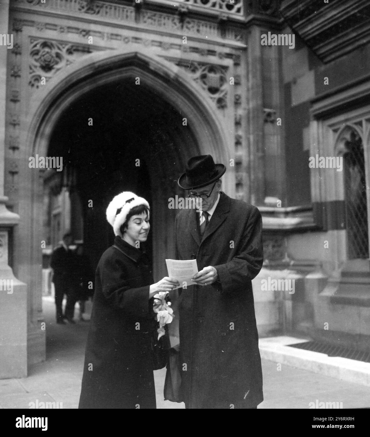 LORD KENNETH CHORLEY WITH MRS SOBELL / 7 FEBRUARY 1962 Stock Photo - Alamy