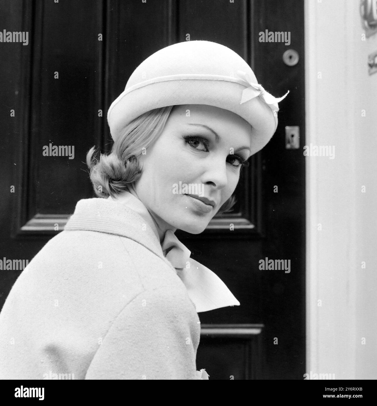 BALLARD ILONA MODELS BOWLER / 8 FEBRUARY 1962 Stock Photo - Alamy