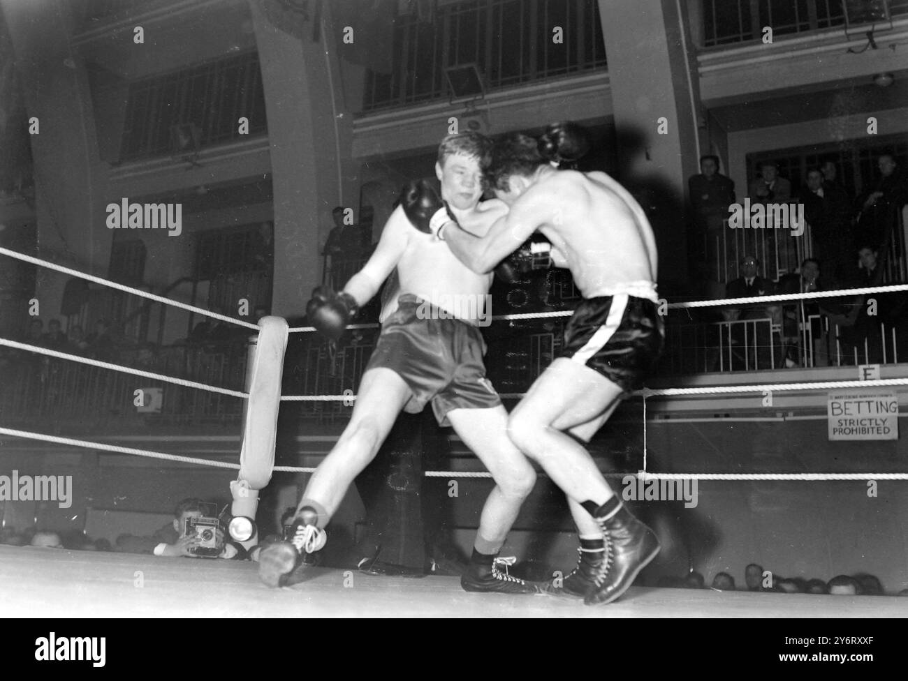 BOXERS EUGENE LE CONZANNET WITH TERRY SPINKS IN ACTION 7 FEBRUARY 1962 ...
