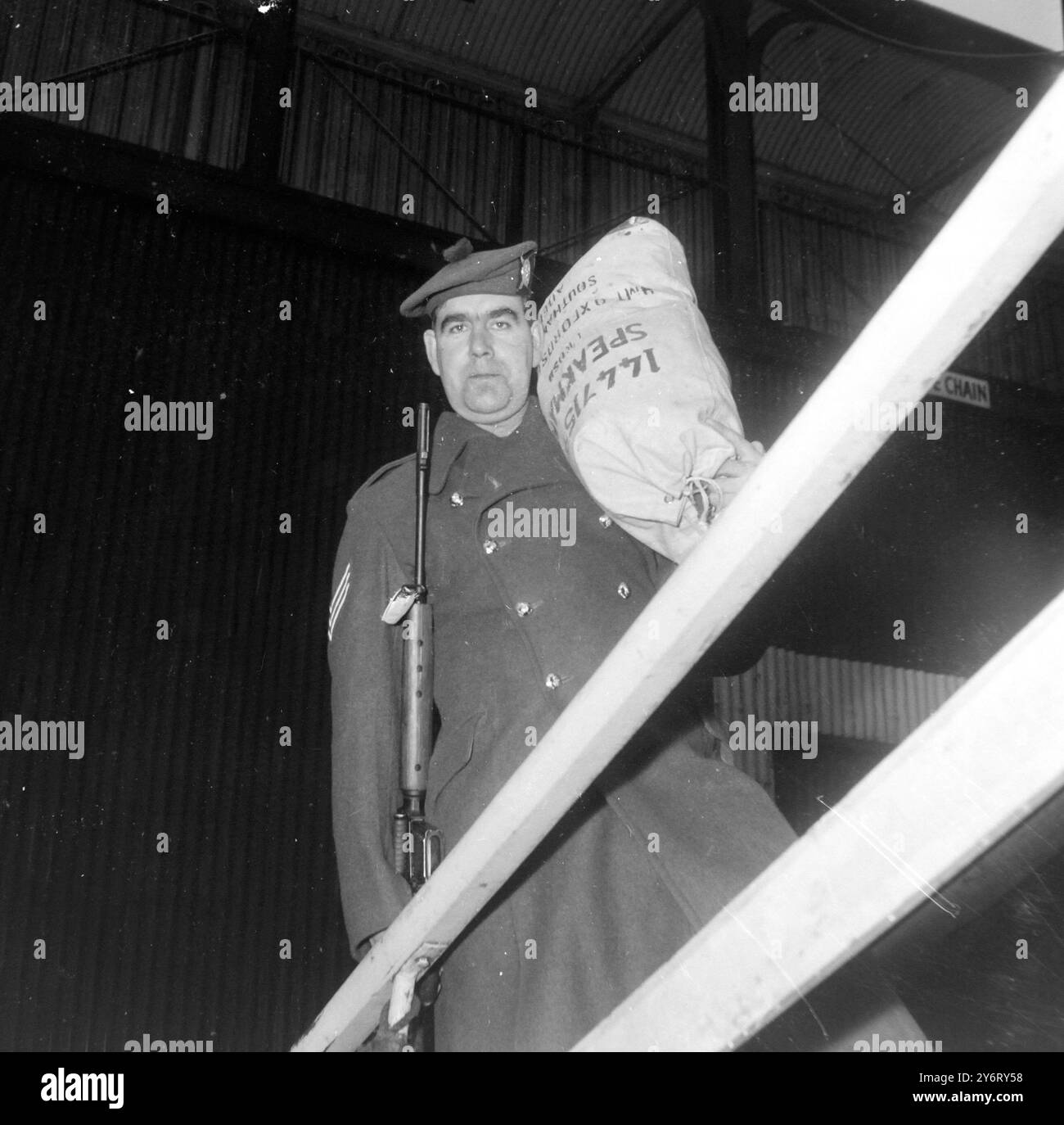 BRITISH ARMY STRAKMAN SERGANT DISEMBARKS 6 FEBRUARY 1962 Stock Photo ...
