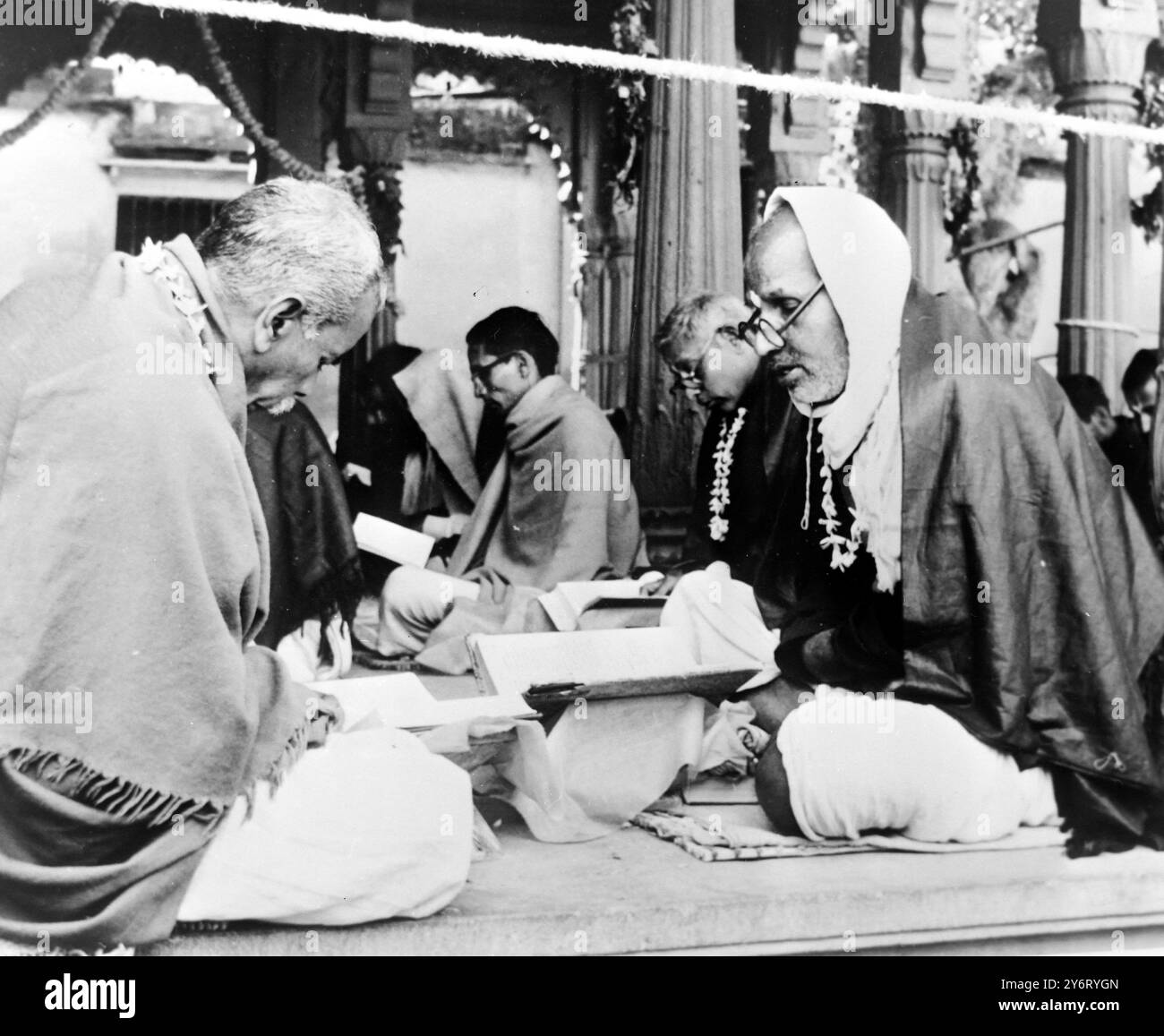 WORLD END OF HINDU PUNDITS READ THEIR SCRIPTURES 5 FEBRUARY 1962 Stock ...