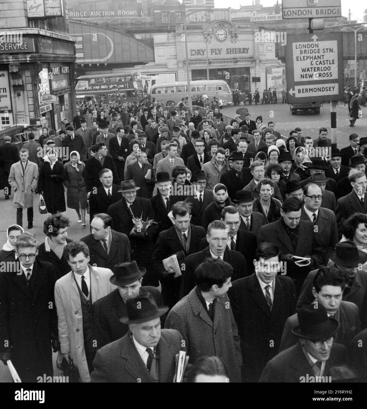 LONDON BRIDGE CROWDS POUR OUT OF LONDON BRIDGE STATION LONDON 5 ...