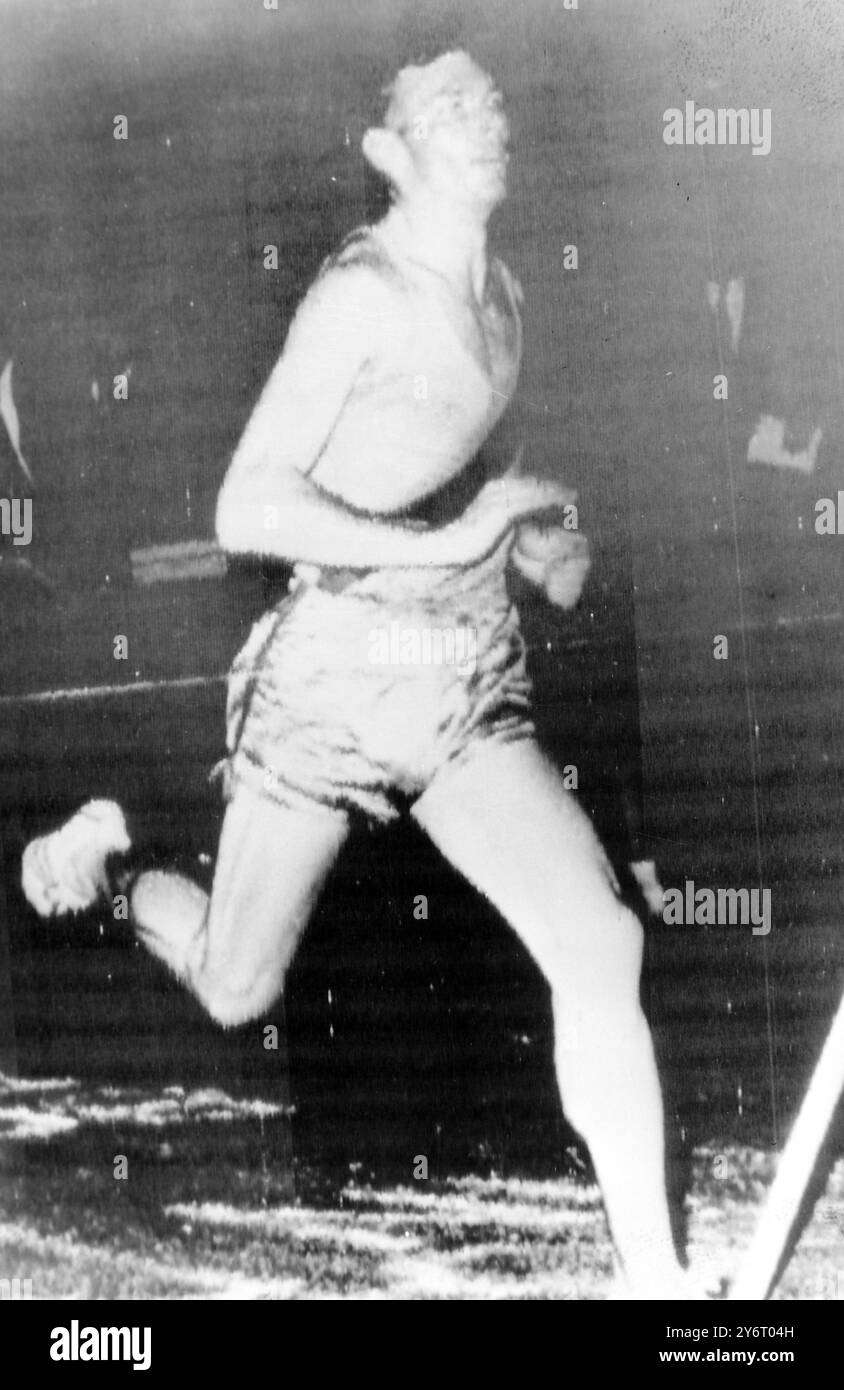 ATHLETICS PETER SNELL IN MILE RUNNING EVENT 2 FEBRUARY 1962 Stock Photo ...