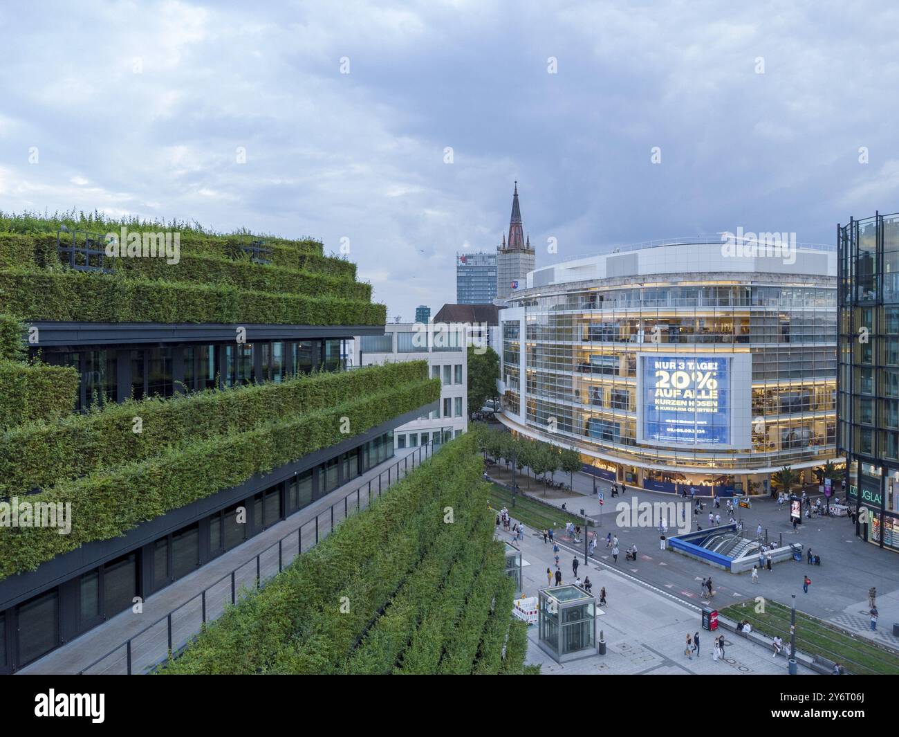 Der Koe Bogen II, Europas groesste Gruenfassade aus Hainbuchen ...