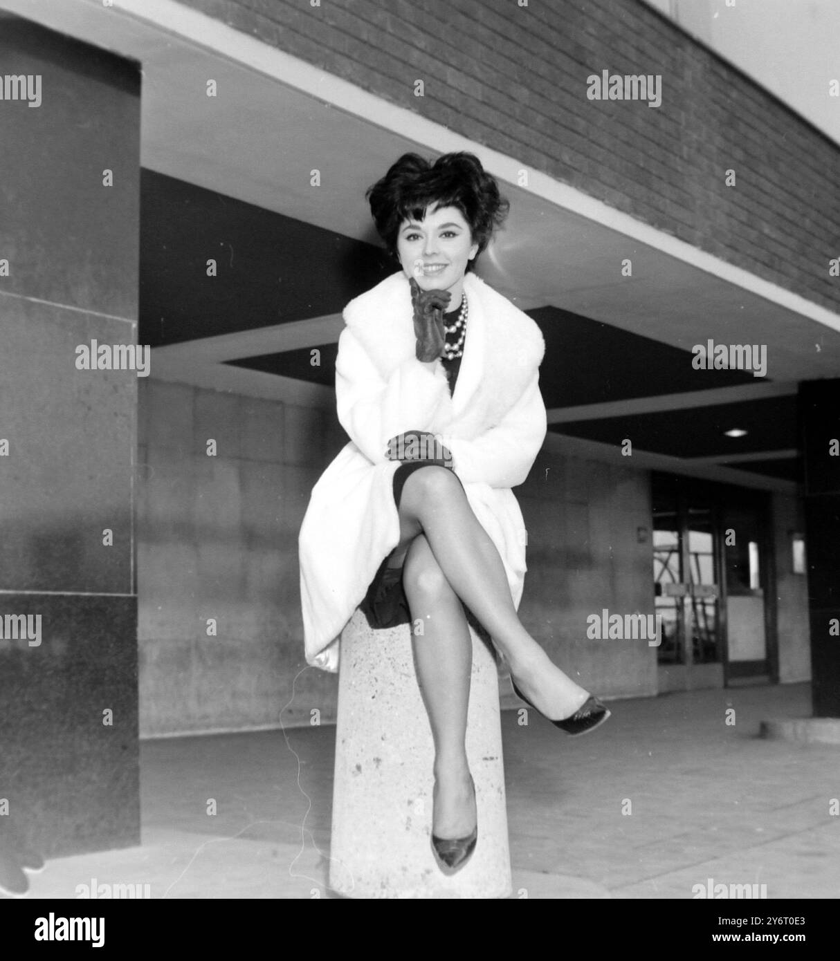 SUSAN MAUGHAN ARRIVES IN LONDON / 1 FEBRUARY 1962 Stock Photo - Alamy