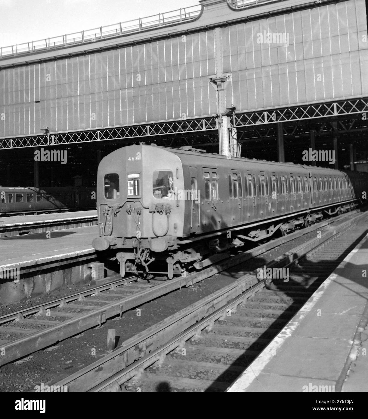 ELECTRIC TRAIN AT WATERLOO STATION IN LONDON 1 FEBRUARY 1962 Stock ...