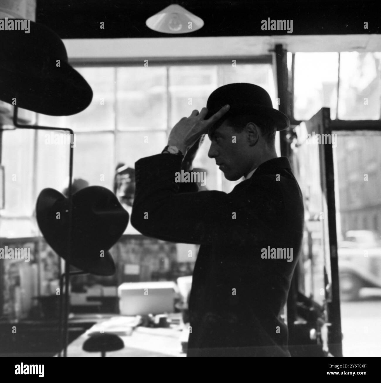 ST JAMES STREET HAT SHOP LONDON 30 JANUARY 1962 Stock Photo - Alamy