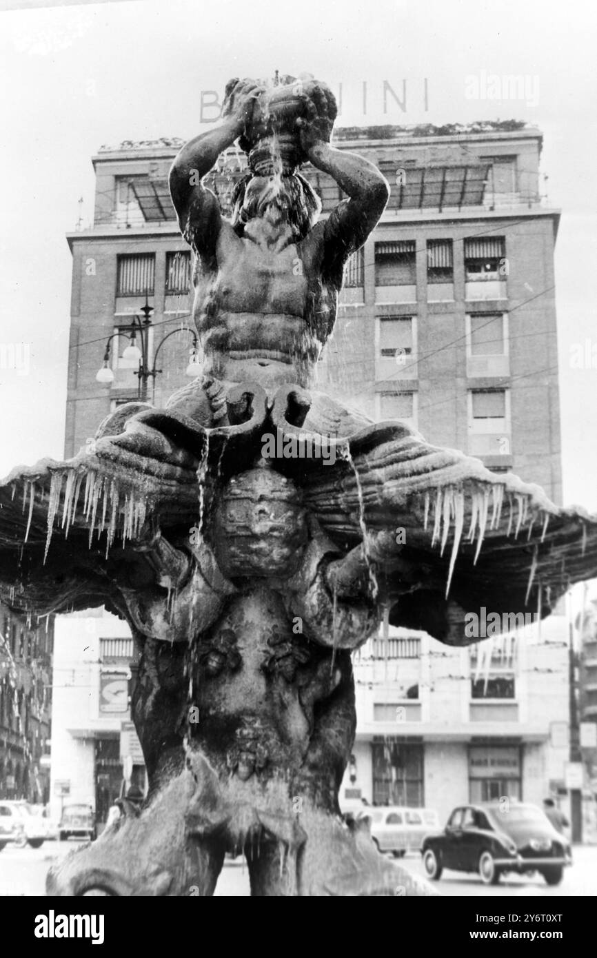 NEPTUNE FOUNTAIN FROZEN IN ROME 30 JANUARY 1962 Stock Photo - Alamy