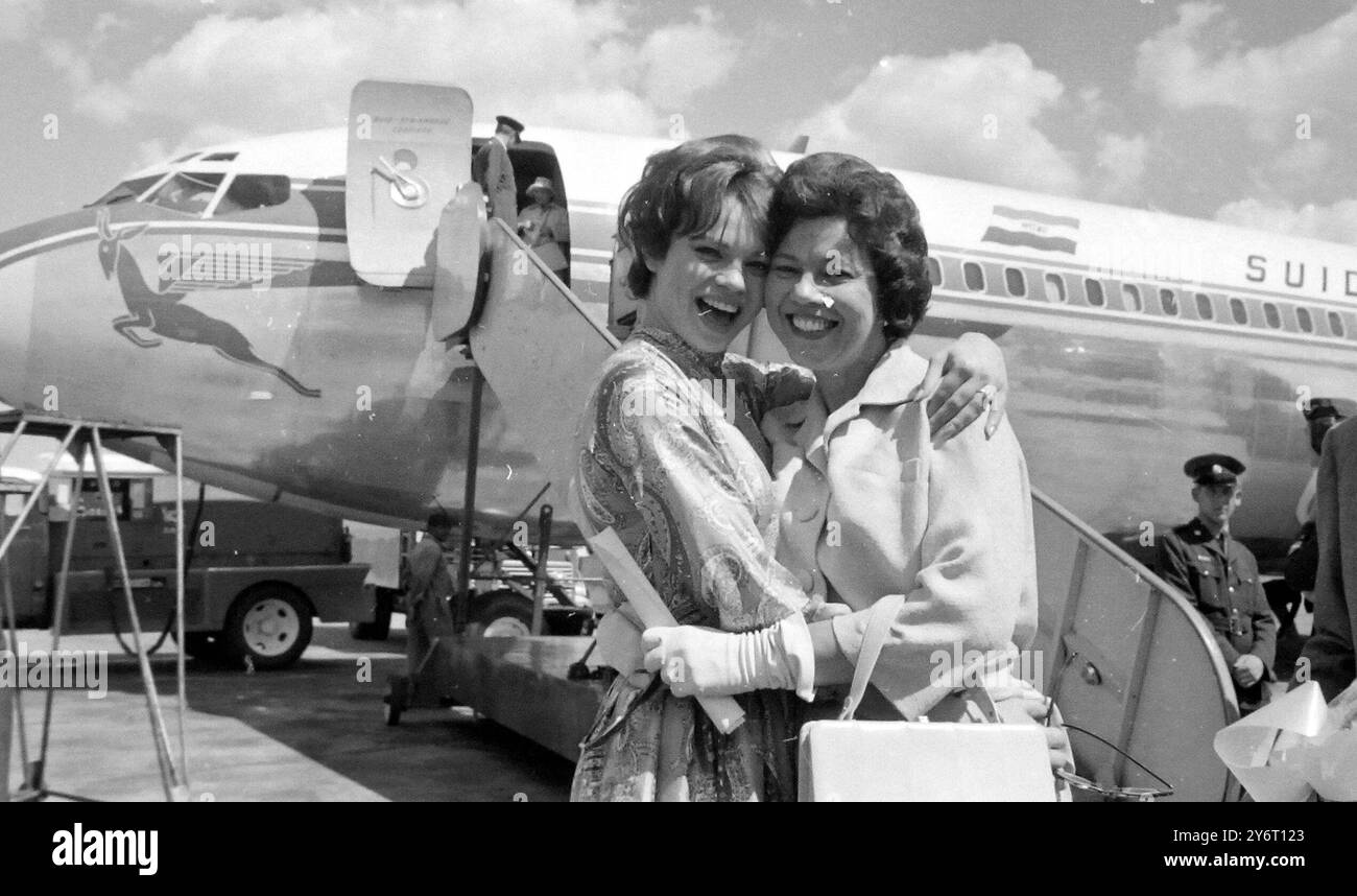 DANCER JULIET PROWSE WITH MOTHER IN JOHANNESBURG / 30 JANUARY 1962 ...