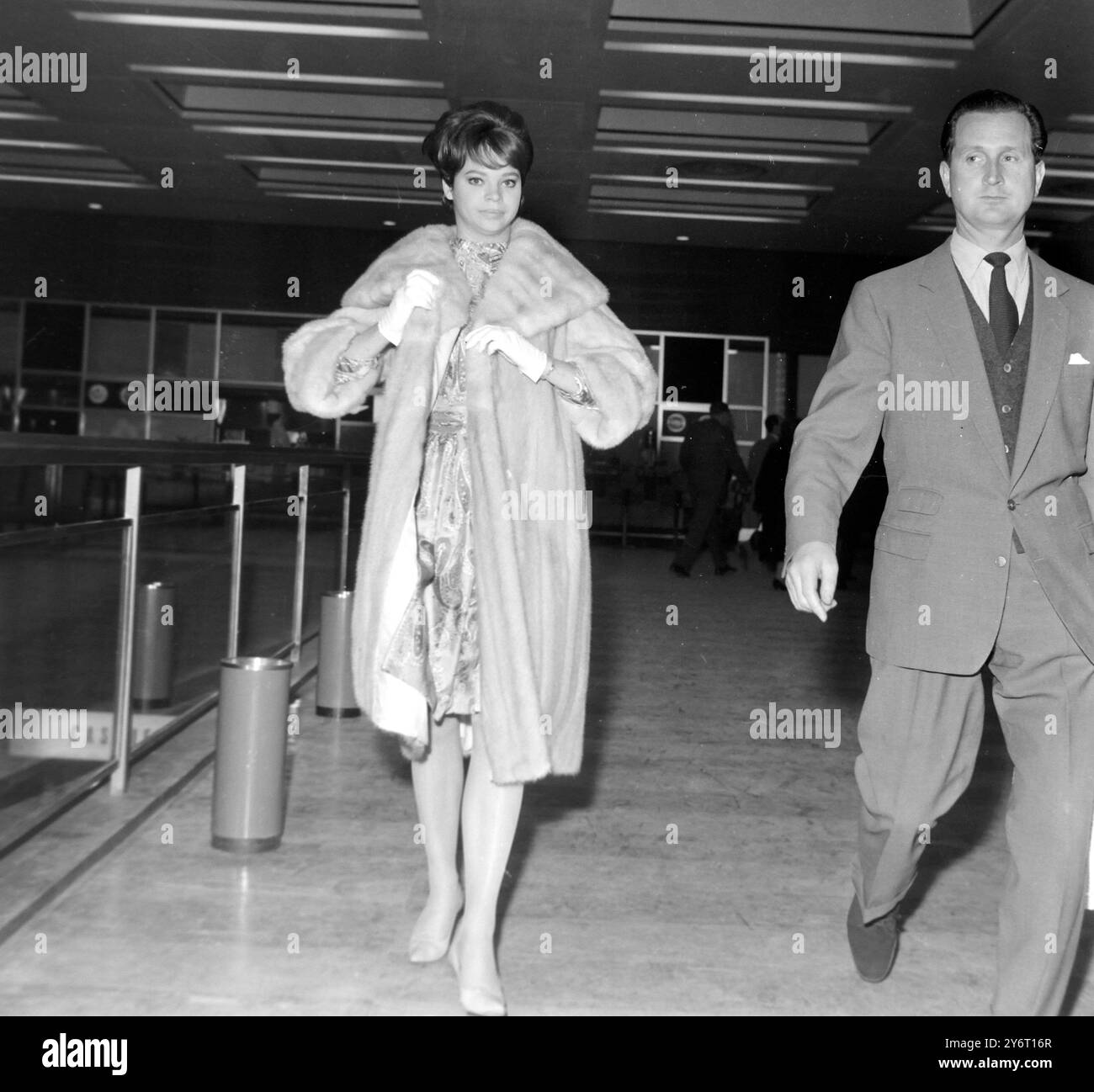 JULIET PROWSE - WIFE TO BE FOR FRANK SINATRA IN LONDON / 28 JANUARY ...