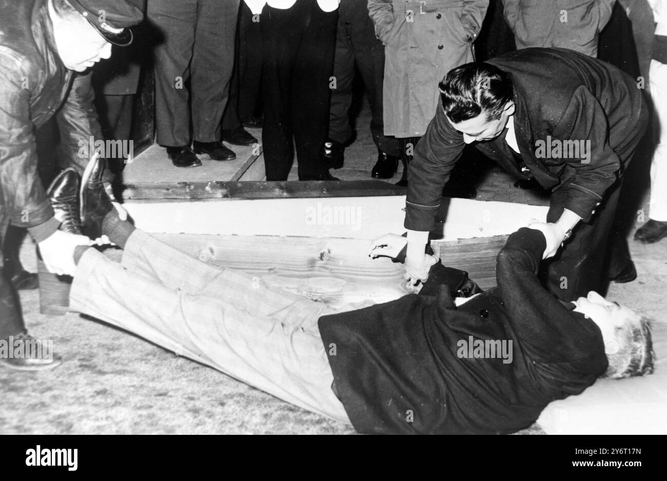 CHARLES LUCKY LUCIANO COLLAPSED AT AIRPORT IN NAPLES / 29 JANUARY 1962 ...