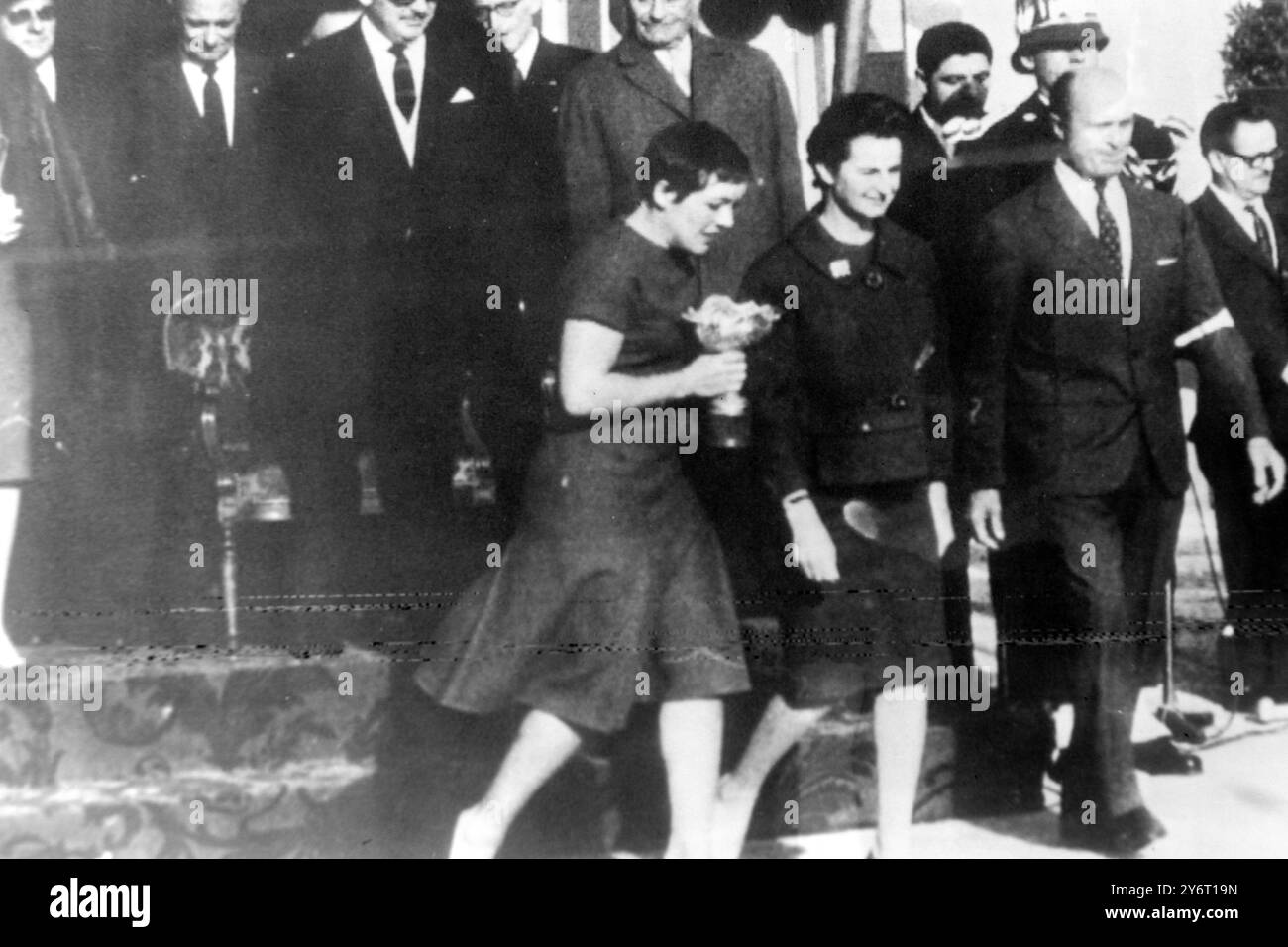 BRITISH WOMEN DRIVERS PAT MOSS AND ANN WISDOM RECEIVE AWARDS AFTER ...