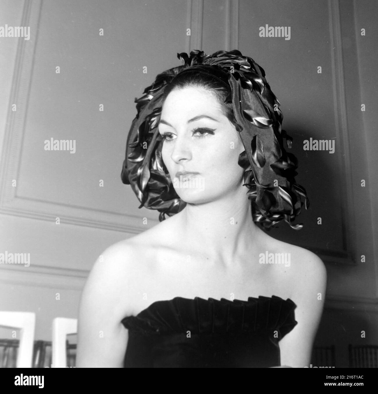 FASHION HATS FROM MIRMAN SIMONE COLLECTION 28 JANUARY 1962 Stock Photo ...