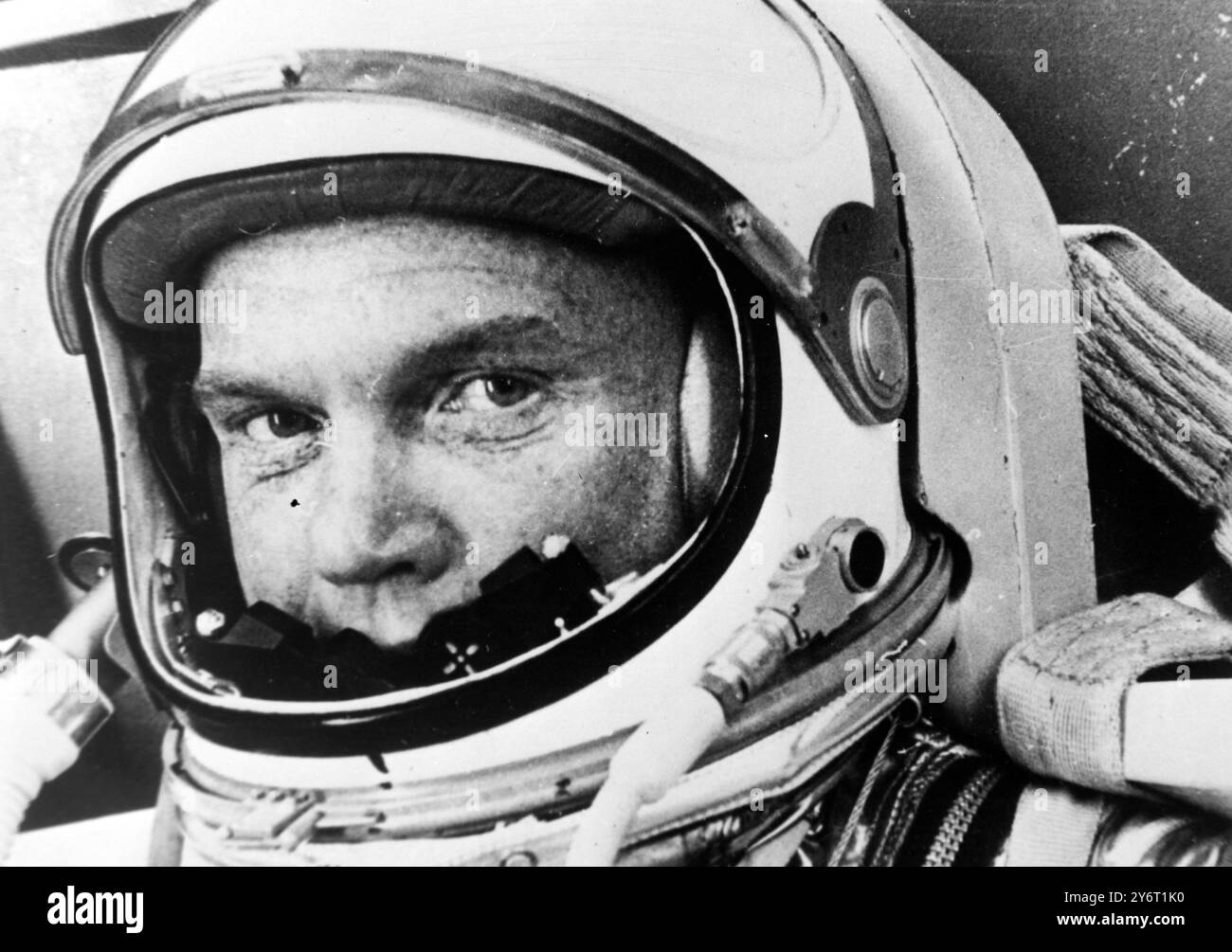 US ASTRONAUT JOHN GLENN IN SPACE SUIT / 27 JANUARY 1962 Stock Photo - Alamy