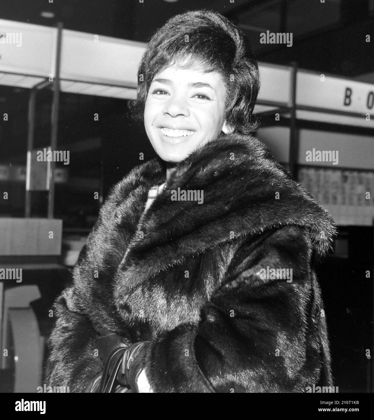 SINGER SHIRLEY BASSEY AT LONDON AIRPORT / 26 JANUARY 1962 Stock Photo ...
