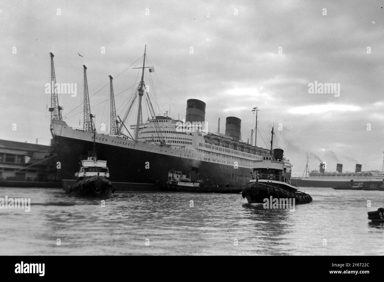 Queen mary liner 1960s hi-res stock photography and images - Alamy