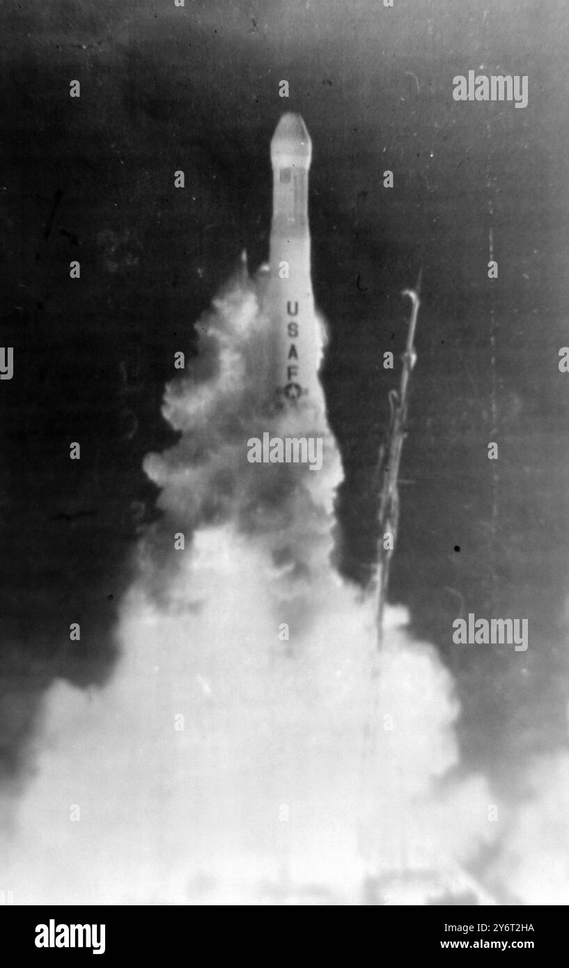 SPACE ROCKET IN FLAMES AFTER LAUNCHING IN CAPE CANAVERAL 24 JANUARY ...