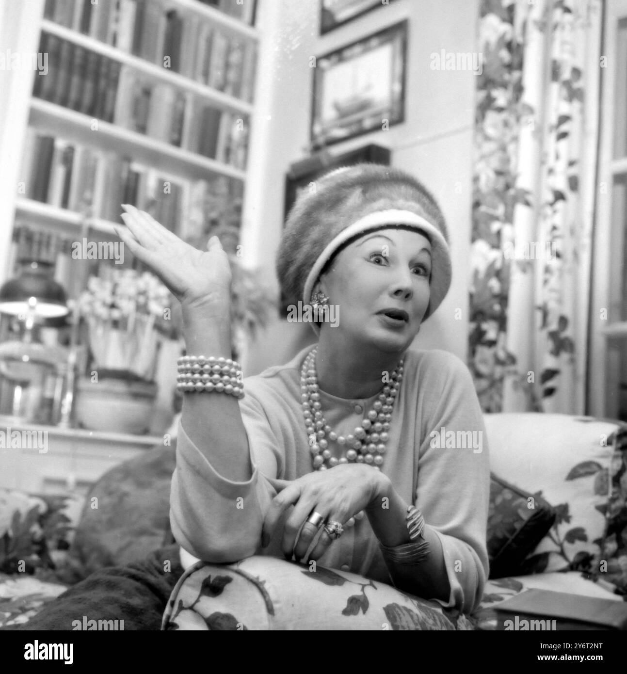 BARBARA GOALEN AT HOME / 22 JANUARY 1962 Stock Photo - Alamy