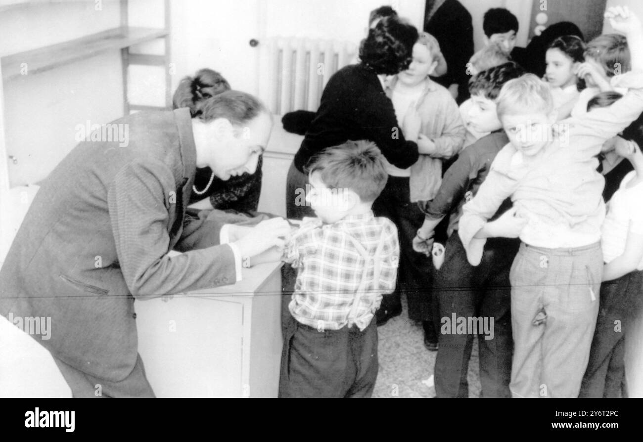 BLANGA DAVID ROLFE D SMALLPOX VACCINATION / 22 JANUARY 1962 Stock Photo ...