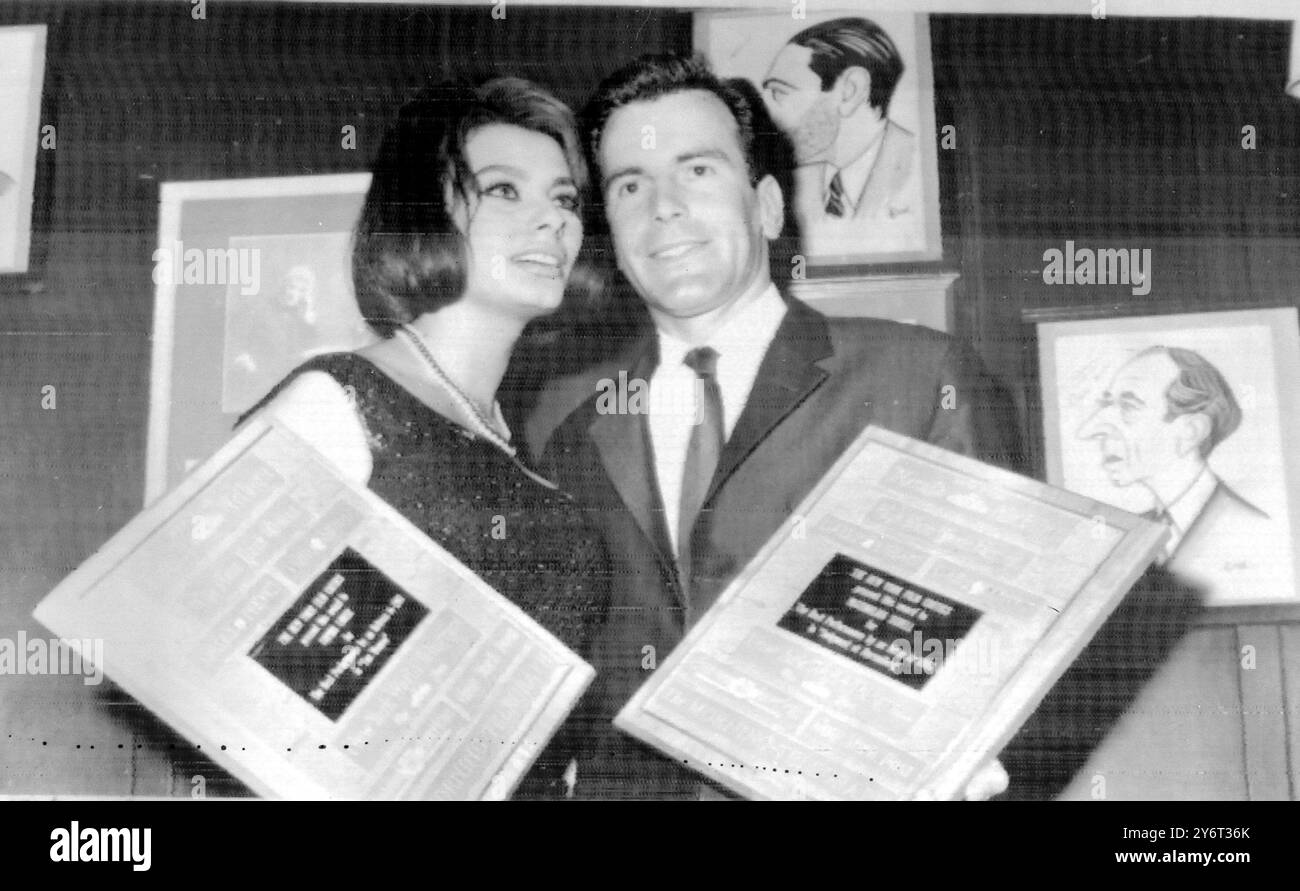 SOPHIA LOREN AND MAXMILLIAN SCHMELL WITH AWARDS / 21 JANUARY 1962 Stock ...