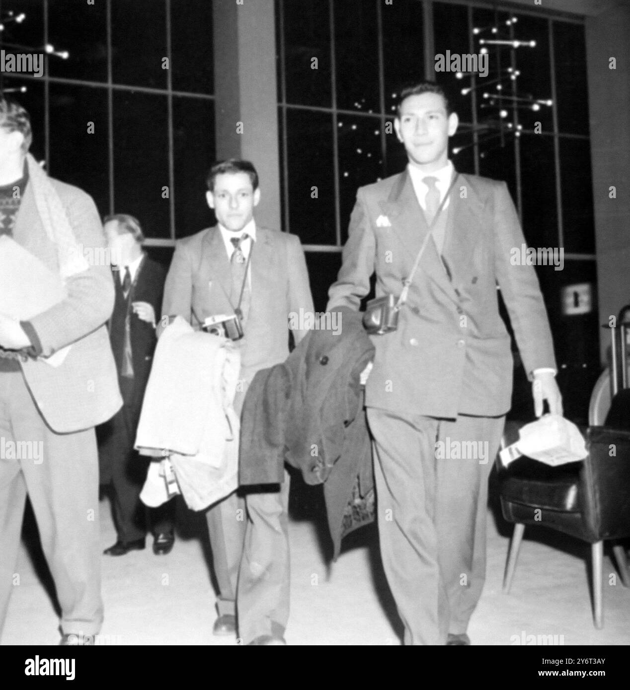 JOE GLASS AT LONDON AIRPORT WITH ADAM SWAIN / 18 JANUARY 1962 Stock ...
