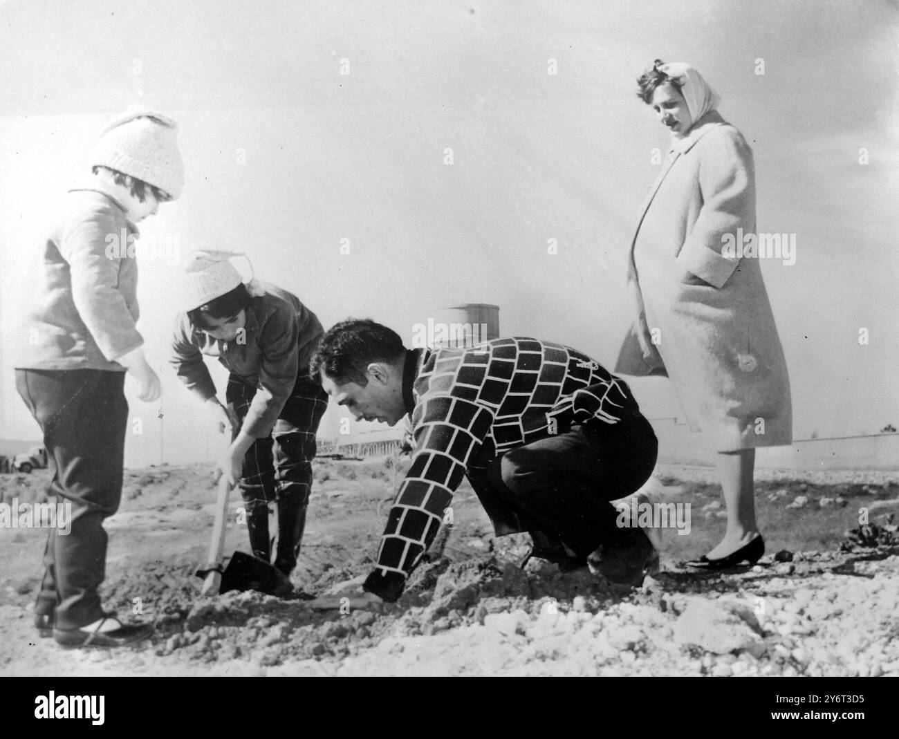KING HUSSEIN WITH PRINCESS ALIA & PRINCE HASSAN OF AMMAN 19 JANUARY ...
