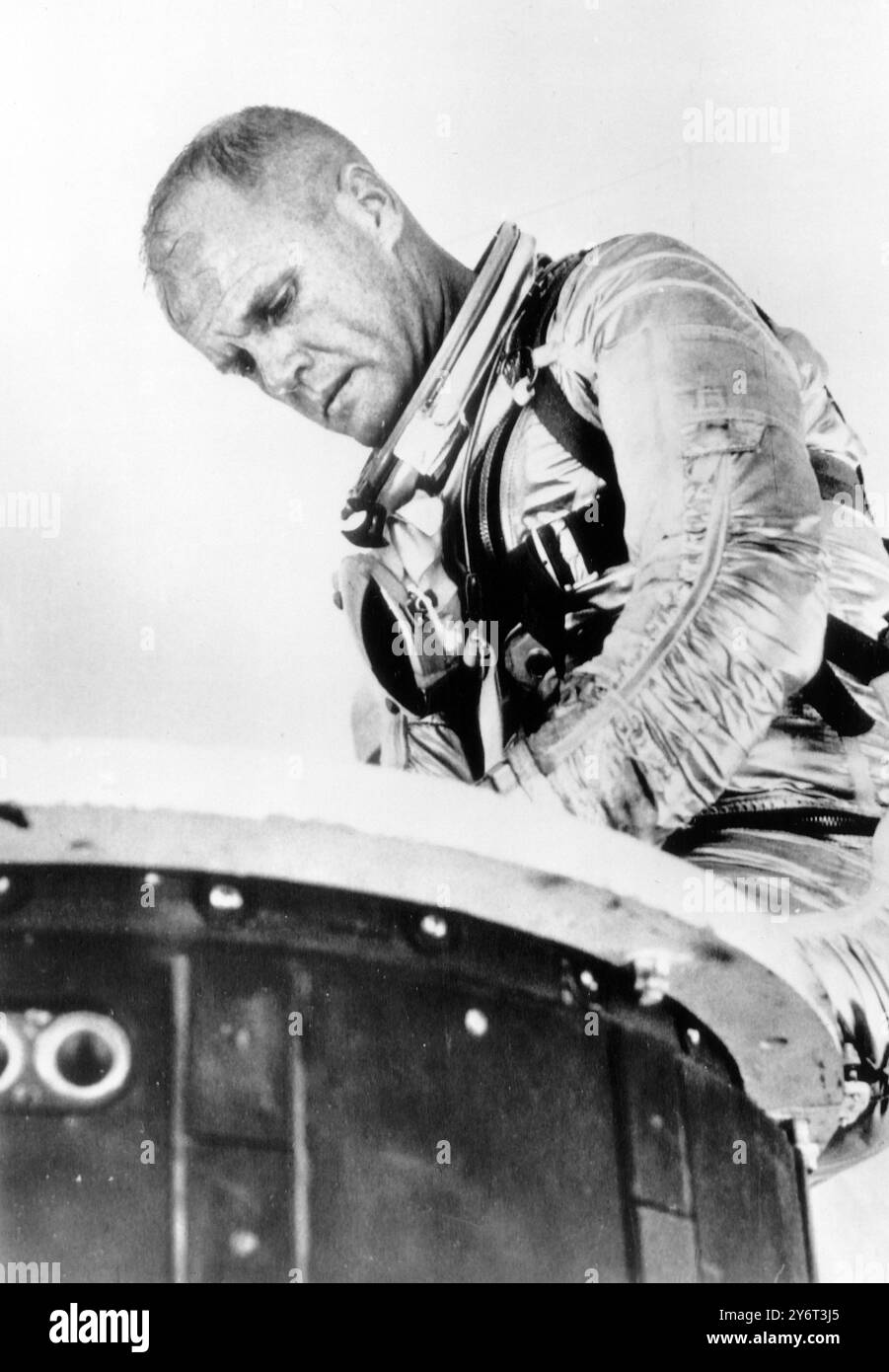 AMERICAN ASTRONAUT JOHN GLENN IN MERCURY SPACE CAPSULE / 20 JANUARY ...
