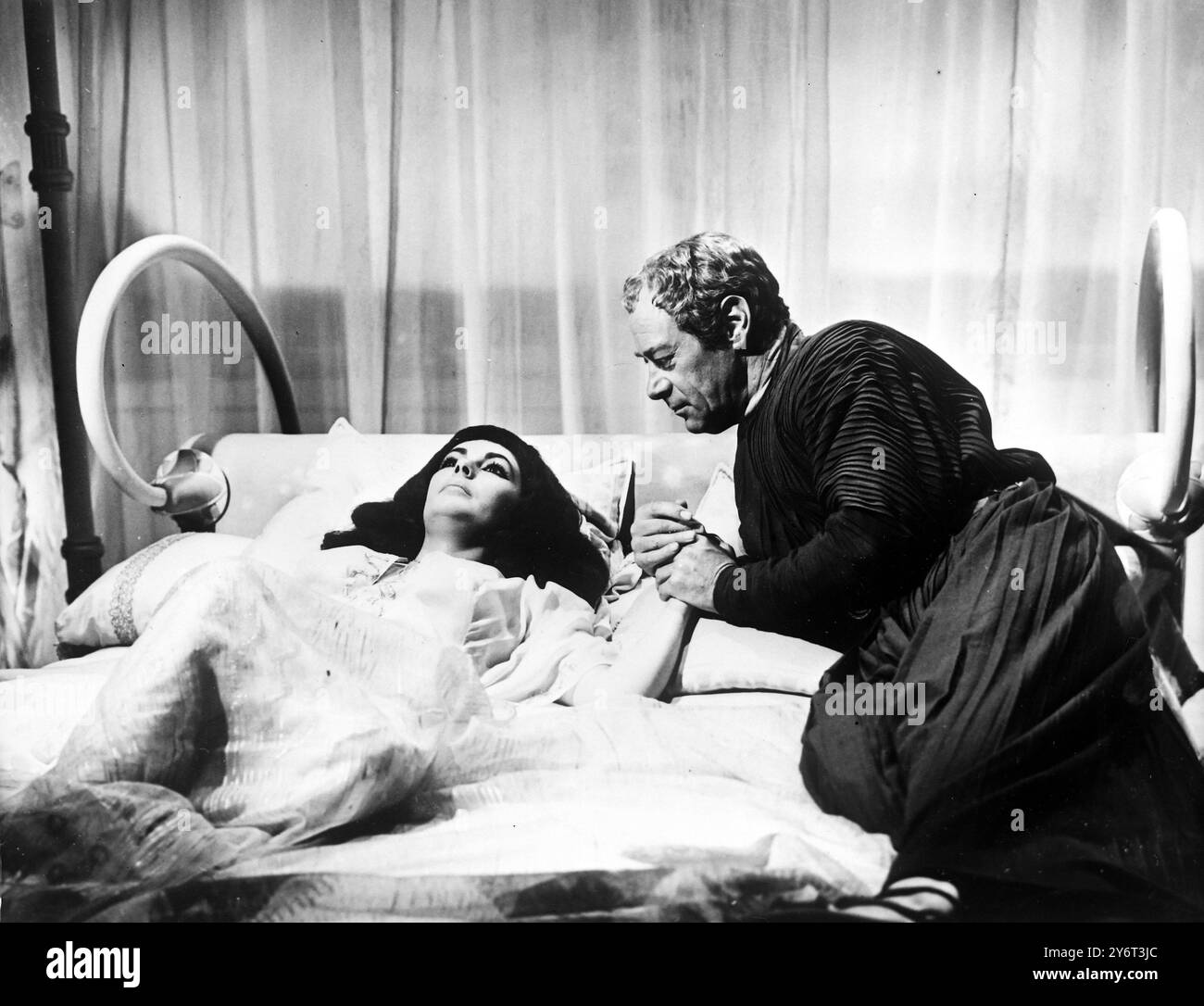REX HARRISON WITH ELIZABETH TAYLOR FILMING CLEOPATRA IN ROME 17 JANUARY ...