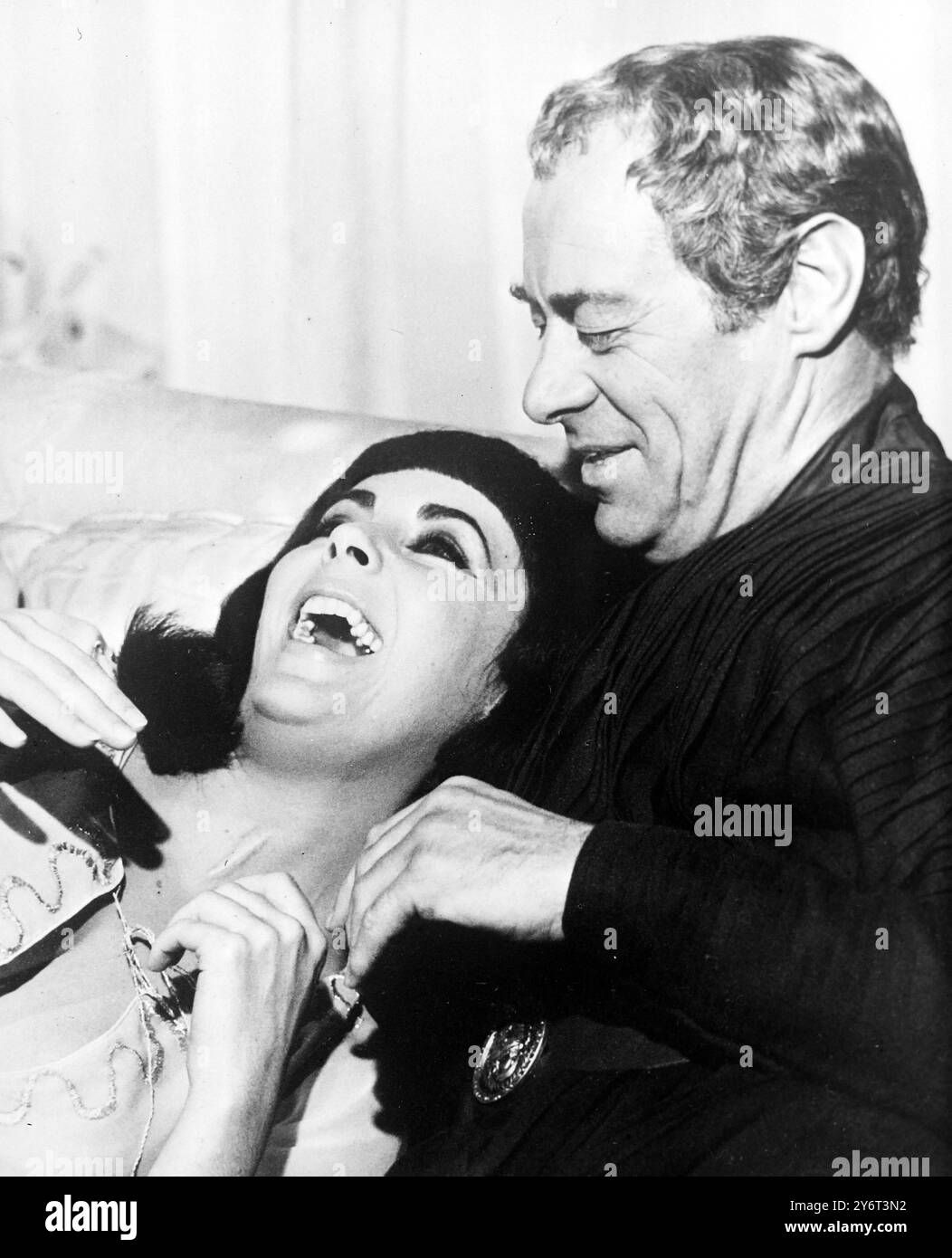 REX HARRISON WITH ELIZABETH TAYLOR FILMING CLEOPATRA IN ROME 17 JANUARY ...
