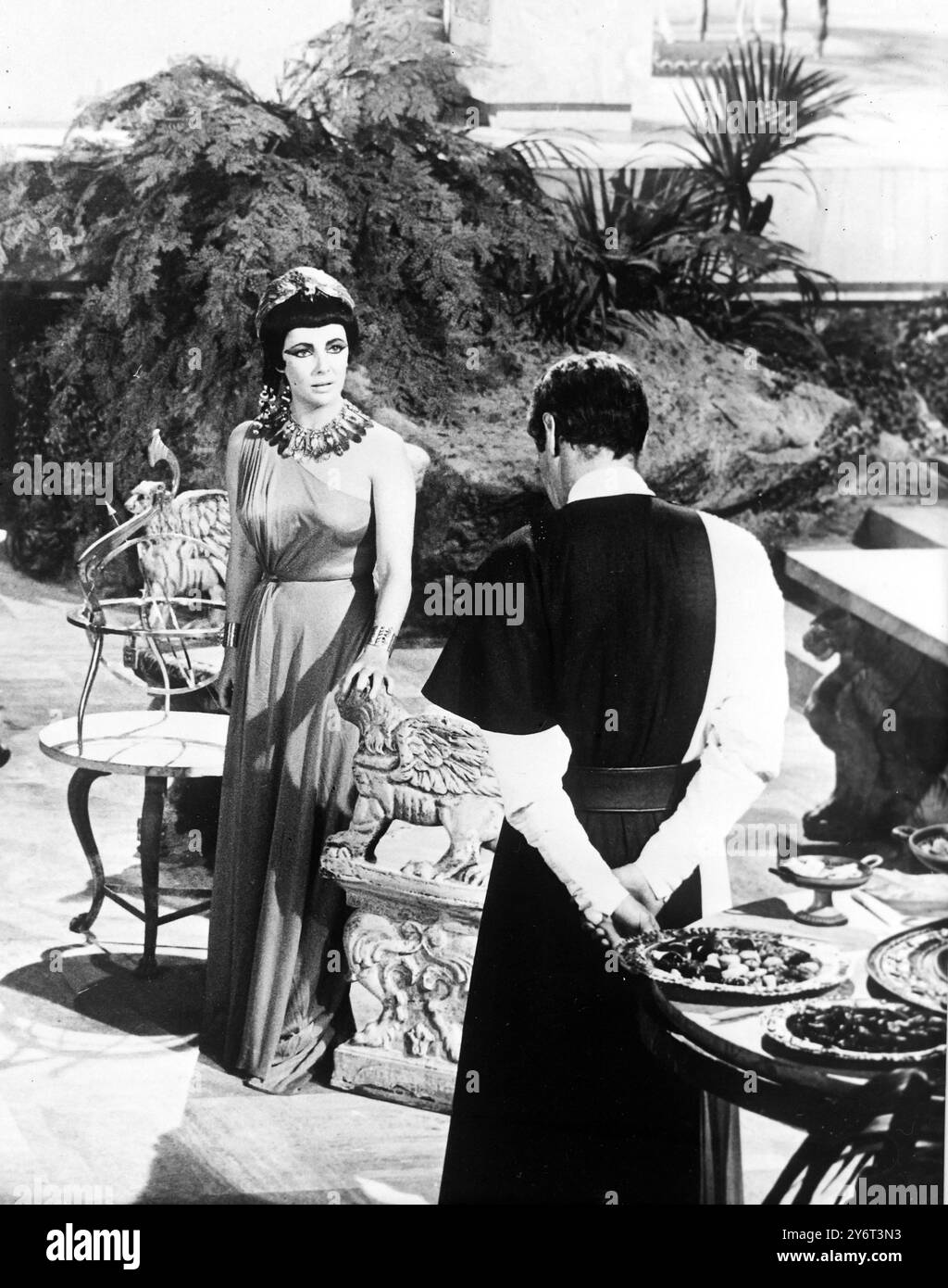 REX HARRISON WITH ELIZABETH TAYLOR FILMING CLEOPATRA IN ROME 17 JANUARY ...