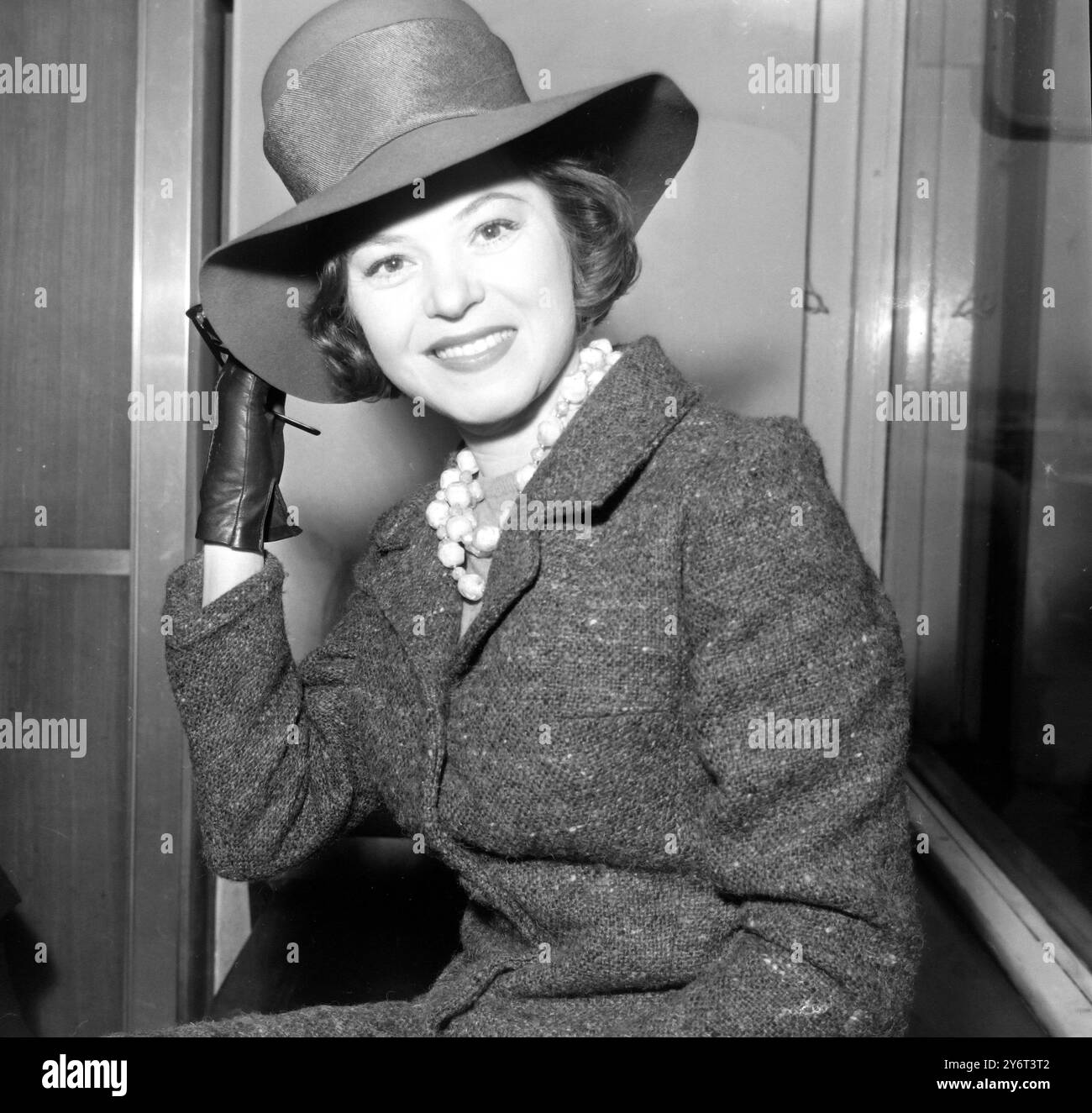 SHANI WALLIS - SINGER ACTRESS AT LONDON AIRPORT / 17 JANUARY 1962 Stock ...