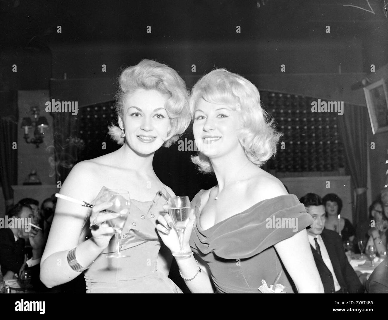 CAROL GARDNER WITH ANITA DOBSON / 15 JANUARY 1962 Stock Photo - Alamy