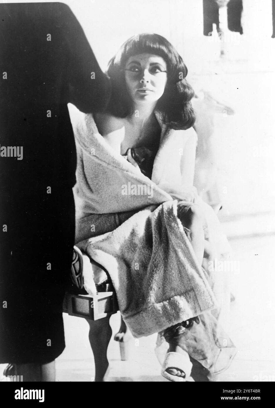 FILMS CLEOPATRA - ELIZABETH TAYLOR AFTER SCENE IN BATH 12 JANUARY 1962 ...