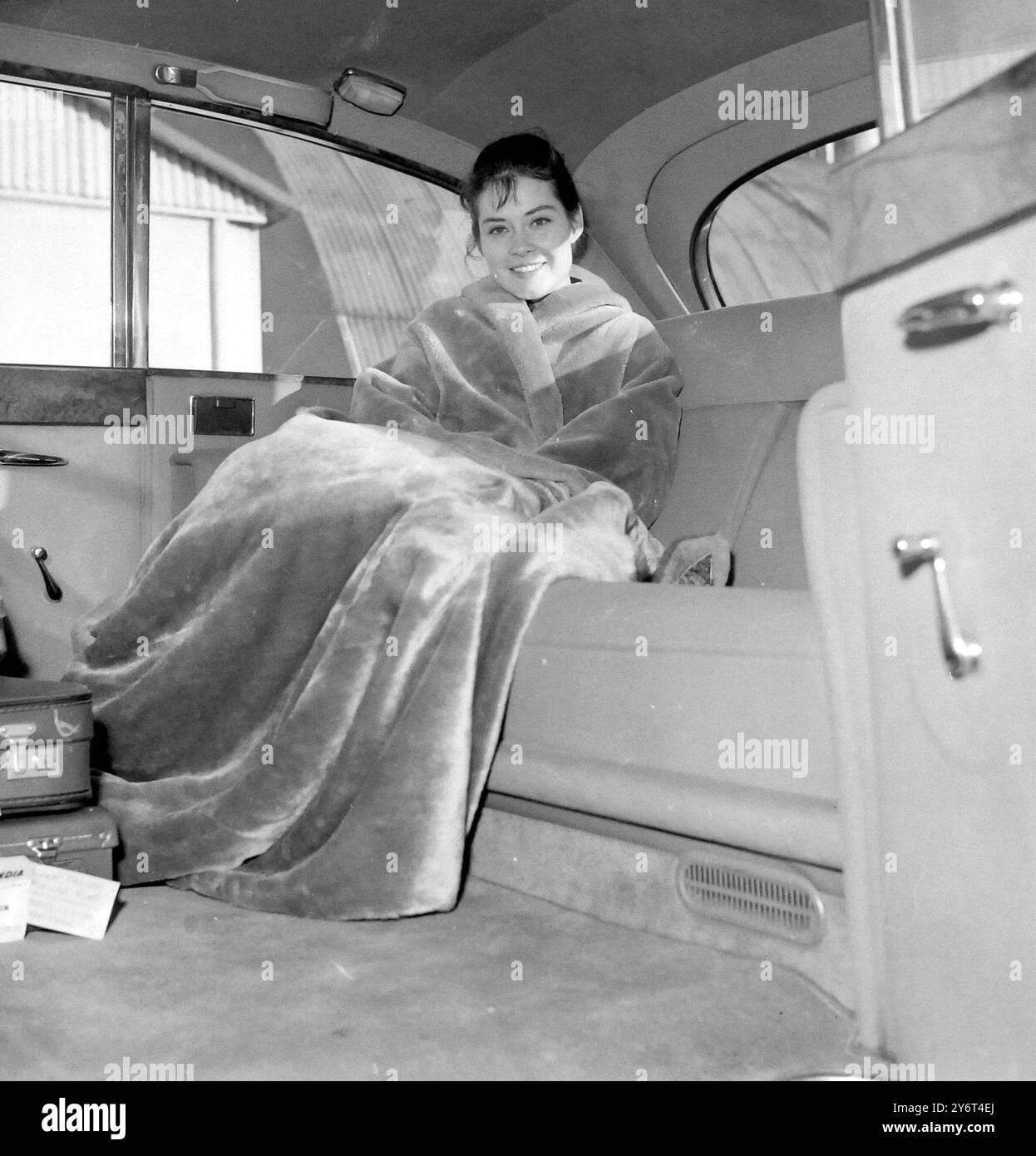 DIANE BAKER - ACTRESS AT LONDON AIRPORT / 13 JANUARY 1962 Stock Photo ...