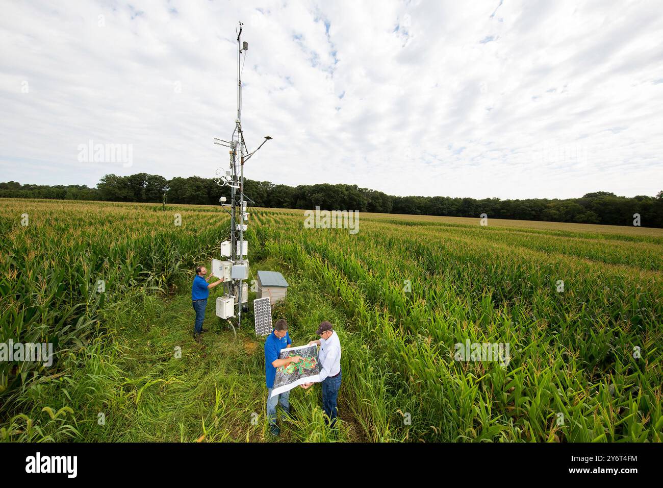 Research scientists soil hi-res stock photography and images - Alamy