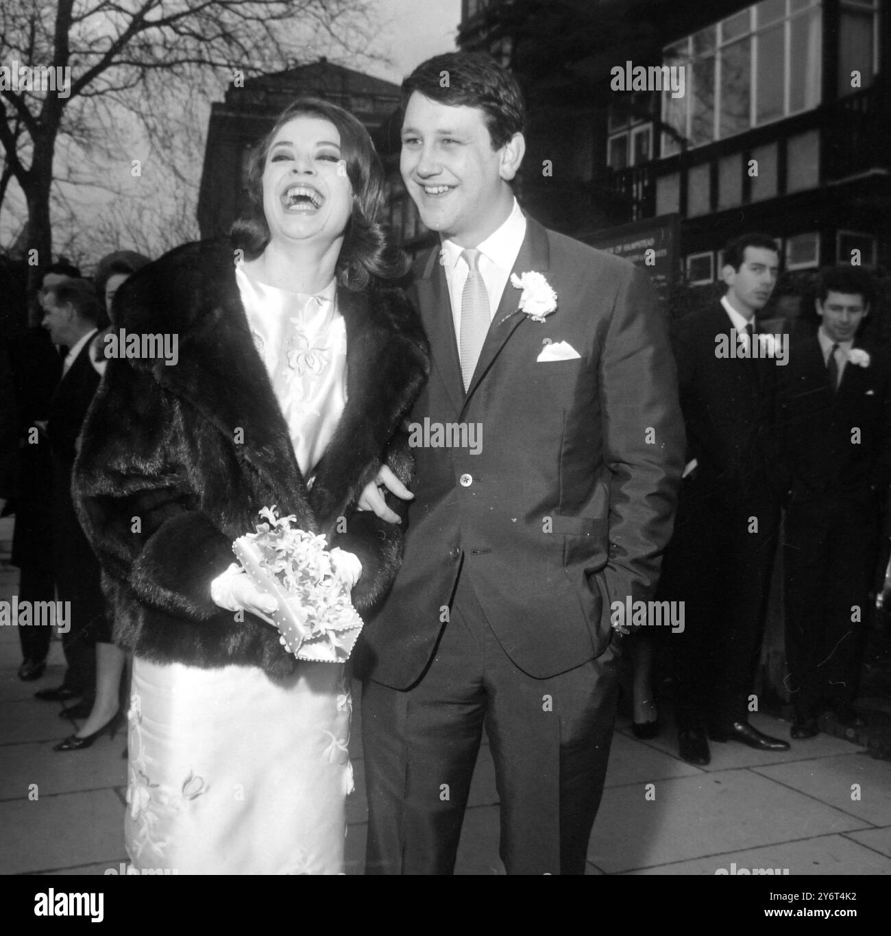CAROL LONDON AND LYNDA BARON WEDDING / 10 JANUARY 1962 Stock Photo - Alamy
