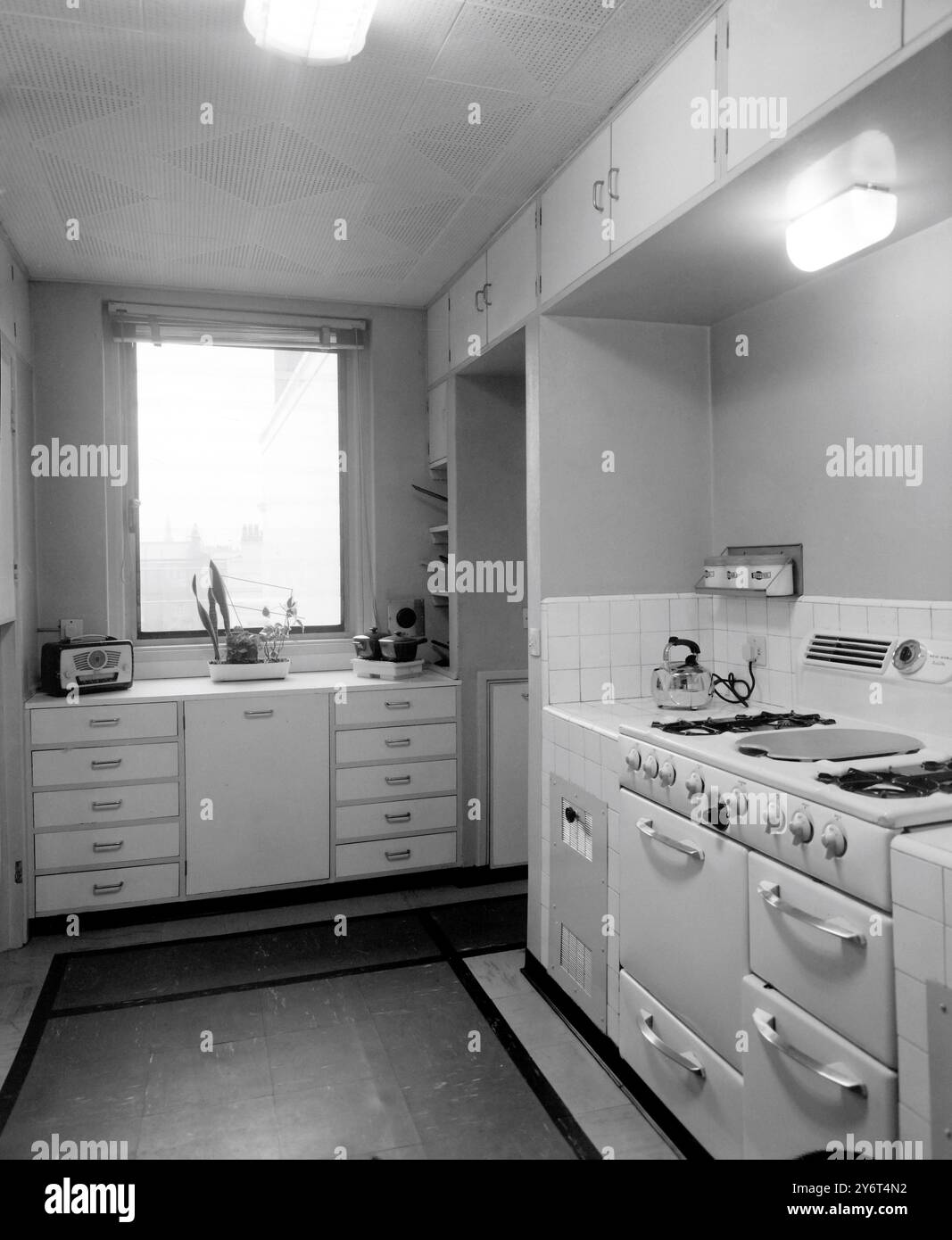 11 JANUARY 1962 THE MODERN KITCHEN. AS SEEN IN CHESHAM PLACE SW1 ...