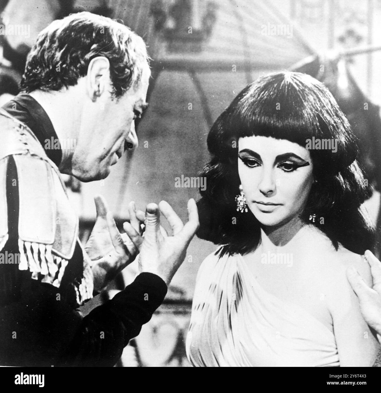 Elizabeth taylor cleopatra b&w hi-res stock photography and images - Alamy
