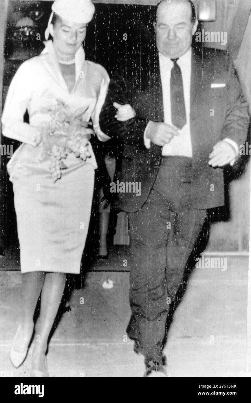 BRODE CRAWFORD WEDS JOAN TABOR / 5 JANUARY 1962 Stock Photo - Alamy