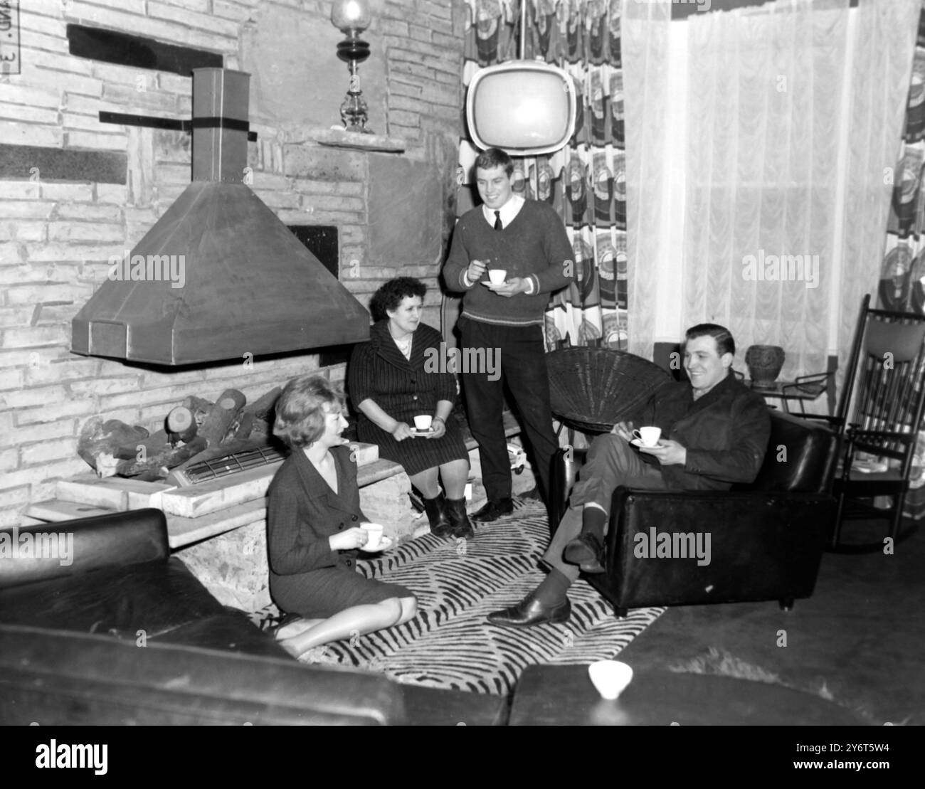 BOXER BILLY WALKER RELAXES AT HOME / 6 JANUARY 1962 Stock Photo - Alamy