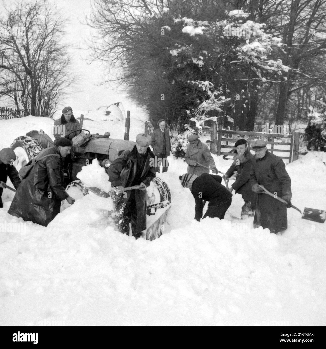 PEOPLE REMOVING SNOW FROM A ROAD IN BALDOCK 2 JANUARY 1962 Stock Photo ...