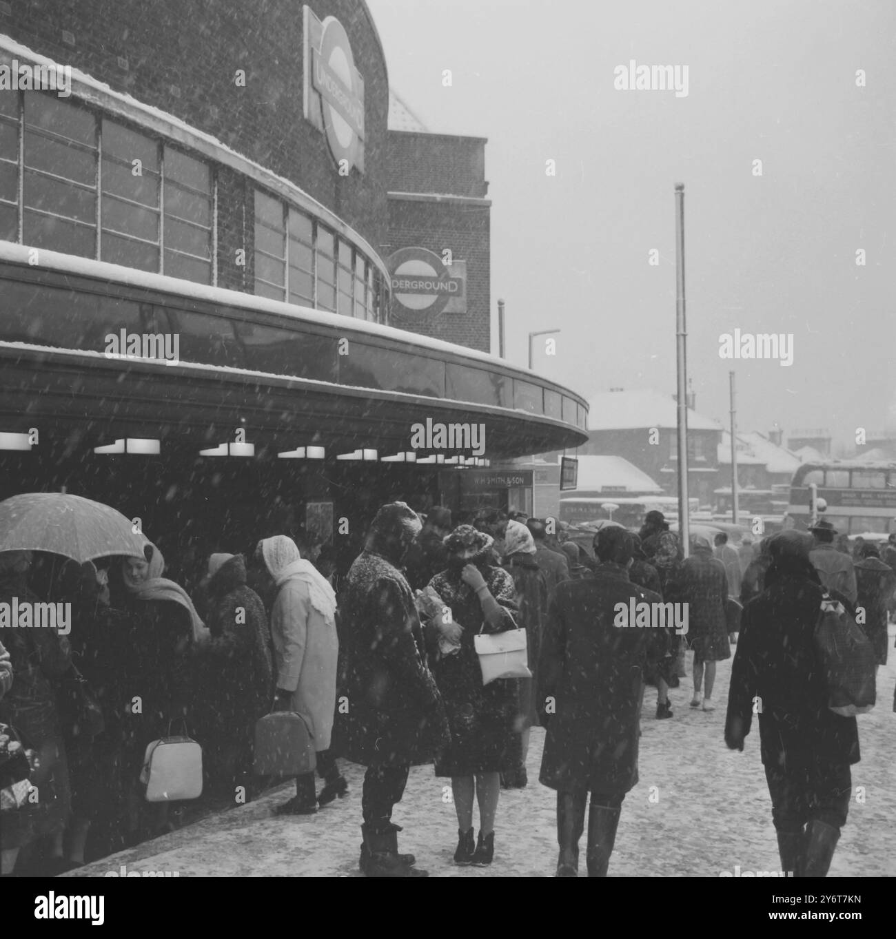 HEAVY SNOWING IN LONDON - RAILWAYS UNDERGROUND WOOD GREEN STATION ...