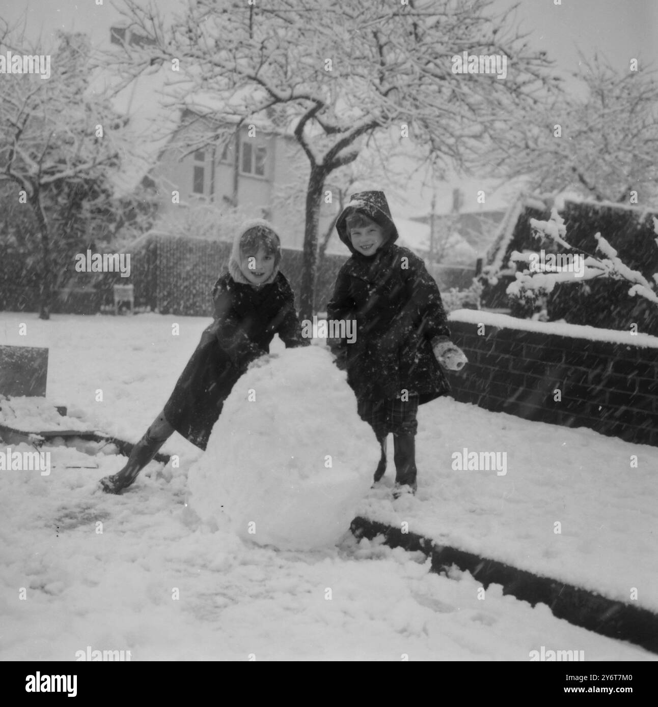 R sister hi-res stock photography and images - Alamy