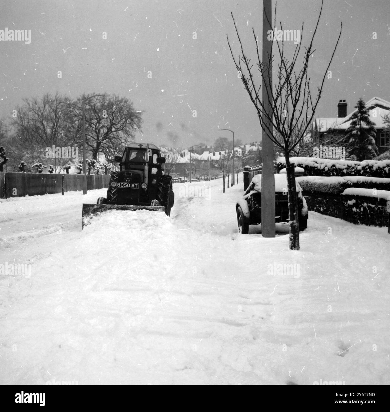 HEAVY SNOWING IN LONDON 1 JANUARY 1962 Stock Photo - Alamy