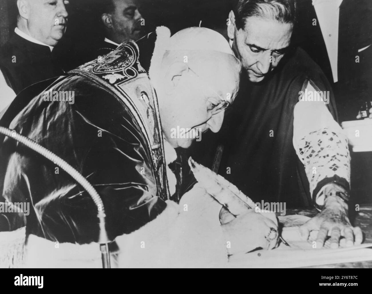 POPE JOHN XXIII IN VATICAN SIGNS THE PAPAL BULL 27 DECEMBER 1961 Stock ...
