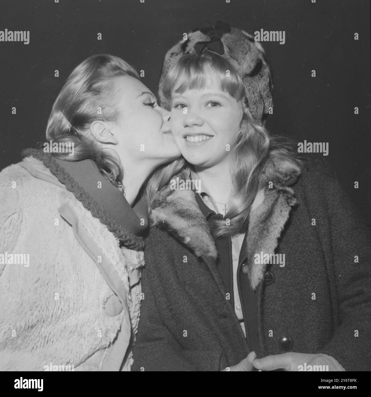 MILLS JULIET MOTHER SISTER BROTHER / 21 DECEMBER 1961 Stock Photo - Alamy